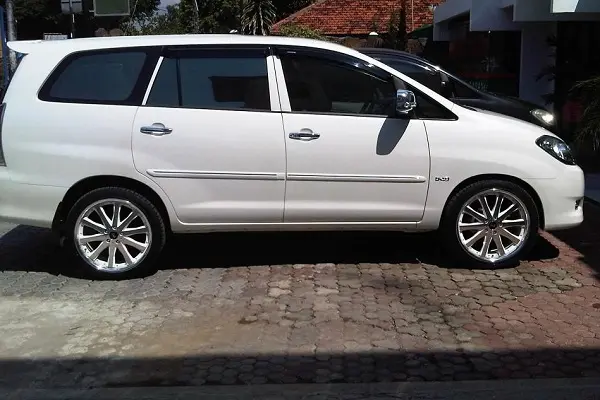 Manila Car Service - Toyota-Innova-(3-5-Pax)